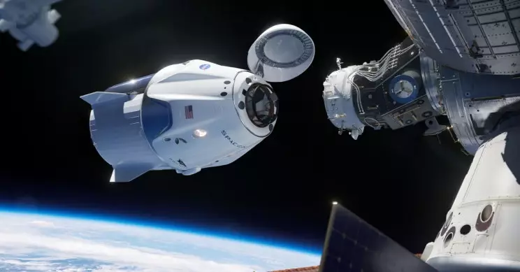 Elo kënnt Dir Spacex Kopplungssystem aus der ISS riets am Browser probéieren