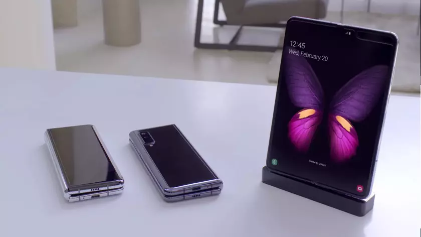 Samsung သည်ရရှိနိုင်သည့်ခေါက်ထားသောစမတ်ဖုန်းအသစ်သုံးခုကိုပြင်ဆင်နေသည်