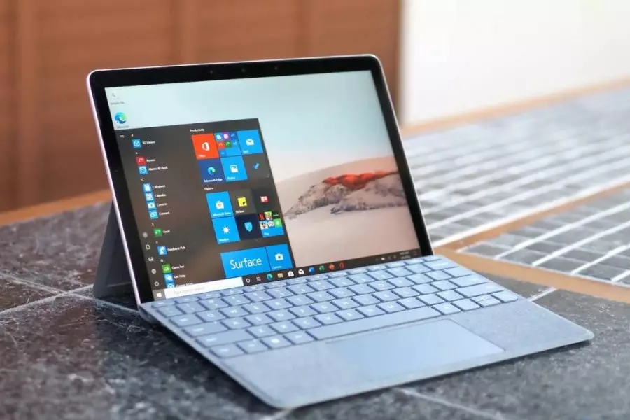 Microsoft enkondukis surfacon Go 2 - tablojdo, kiu imitante buĝetan komputilon