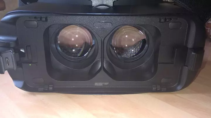 samsunggearvr_back2.jpg。