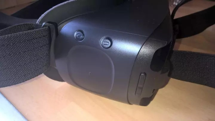 samsungearvr_right_side.jpg.