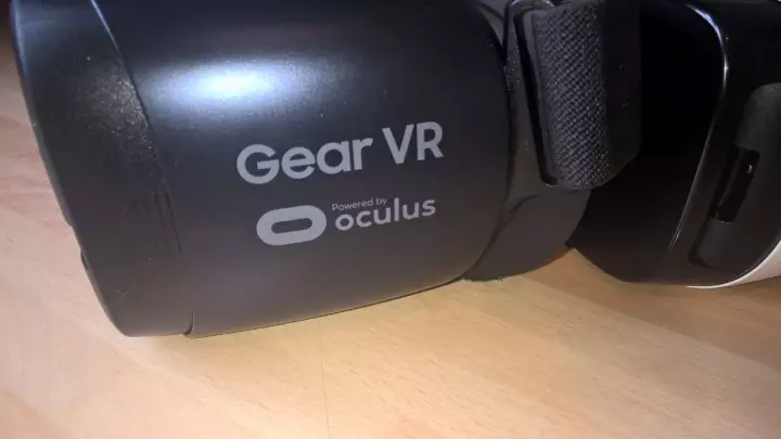 samsunggearvr_left_side.jpg.