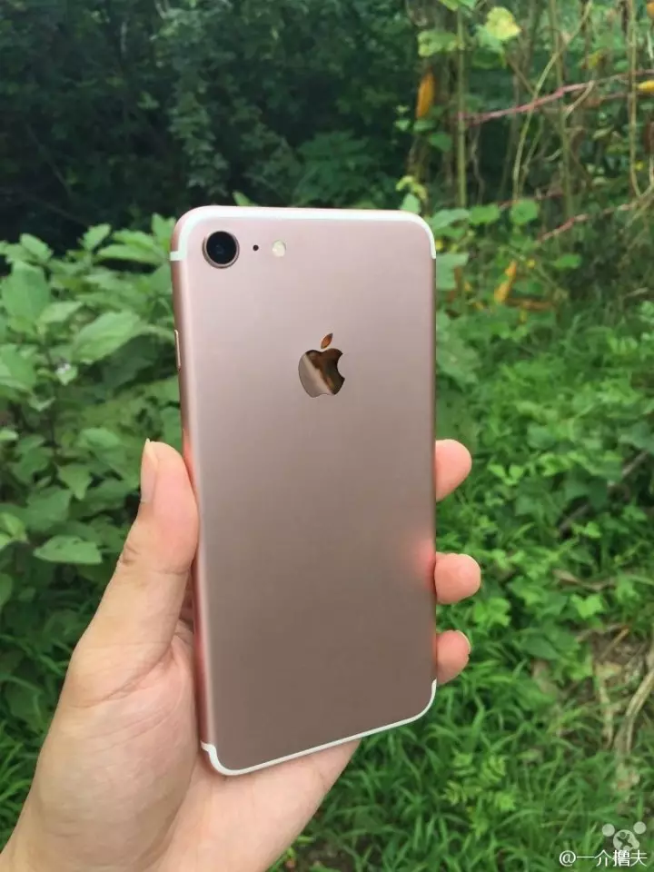 Apple iPhone-7-and-iphone-7-Plus-Leaked-Images.jpg