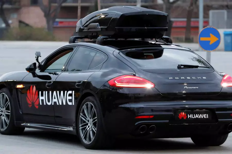 Huawei va începe să producă mașini inteligente și va fi un concurent pentru Tesla