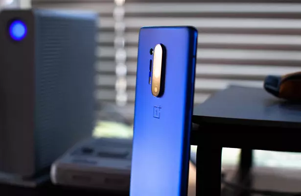 OnePlus 8 LITE mahimong usa ka seryoso nga kakompetensya sa iPhone SE 2020