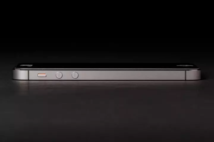 Apple iPhone-5S-Screen-Side-Buttons-1500x1000.jpg