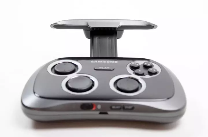 Samsung-gamepad-người giữ.jpg