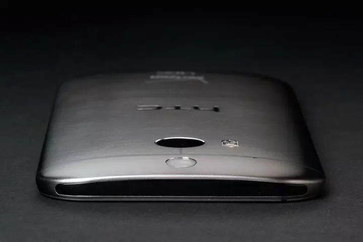 HTC-एक-M8-T8-Top.jpg