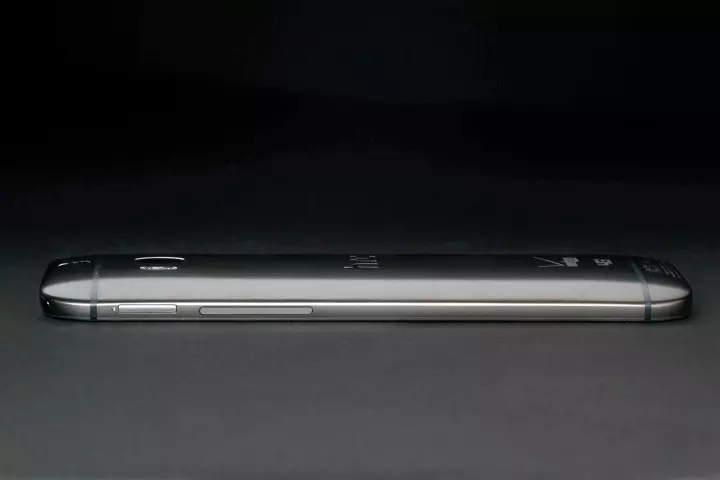 HTC-One-M8-десния Side.jpg