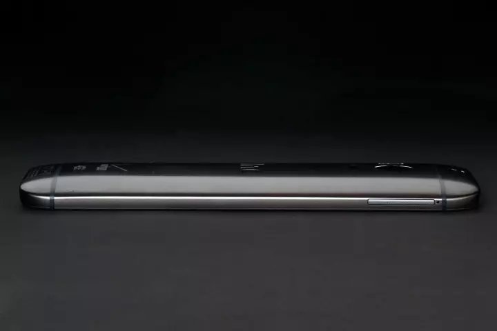 HTC-One-M8-kairė-side.jpg