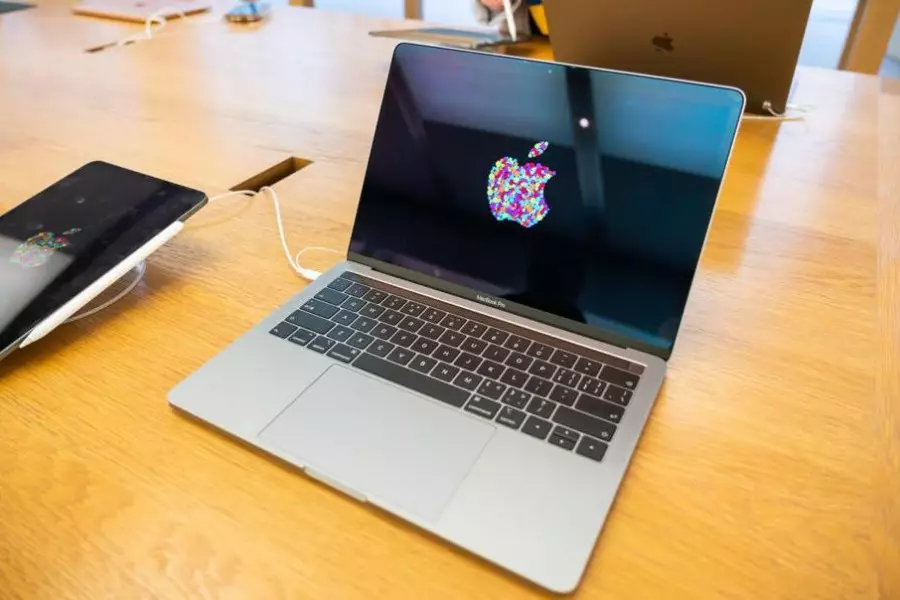 MacBook s podporou aplikácií iOS bude vydaný v novembri