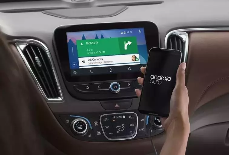 Android Auto და Apple Carplay მძღოლი უფრო საშიშია, ვიდრე ალკოჰოლი და მარიხუანა