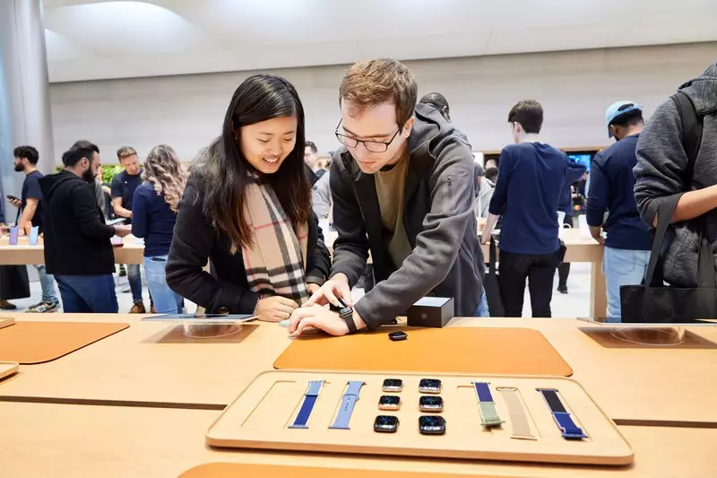 Apple malpermesas vendistojn en butikoj por oferti klientojn por provi Apple Watch