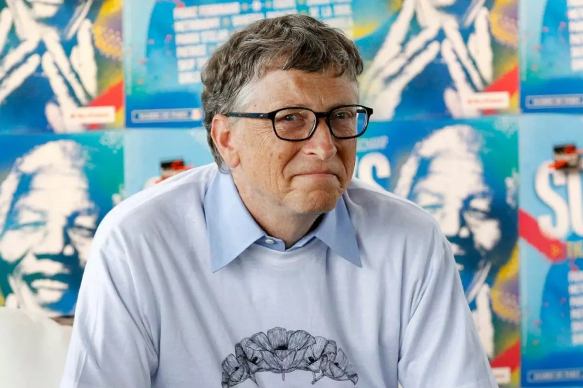 Bill Gates leaves the Microsoft manual