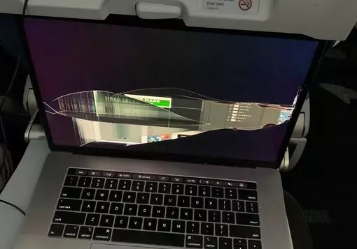 MacBook корисник: преклопната маса во авионот може да го скрши лаптопот