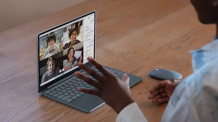 Microsoft danasîn li ser laptopê Laptopê 550 $