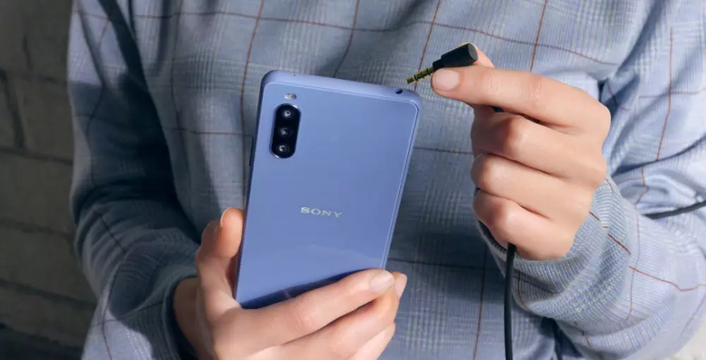 Egosiputara Sony Xperia 10 III: kọmpachaa nha, agba dị ụtọ