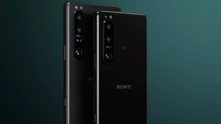 Egosiputara Sony Xperia III: dị egwu, ndị ọrụ dị elu, kamera dị elu