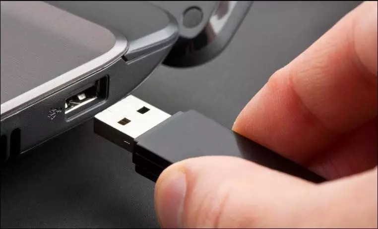 Windows ma tarax flash drive. Kif tiffissa?