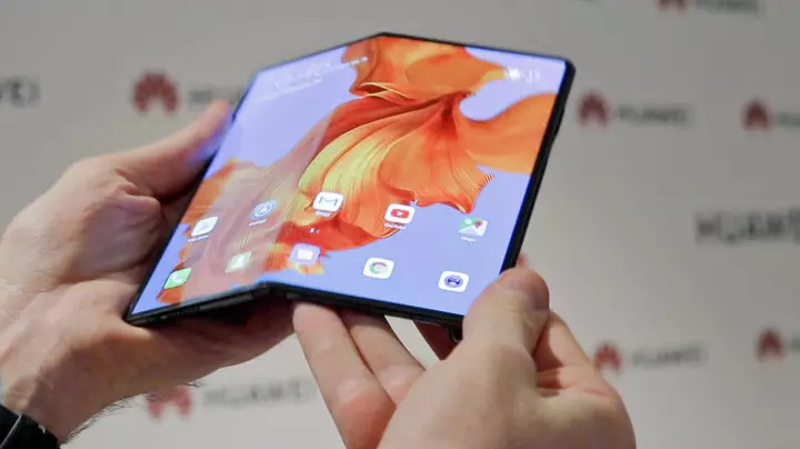 foldable_phone.jpg.