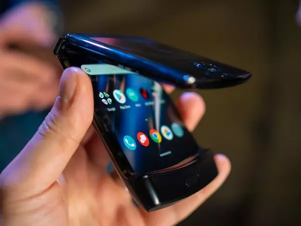 Motorola Razr vakaputsa kuburikidza nemakumi maviri nematanhatu kuputika matanho