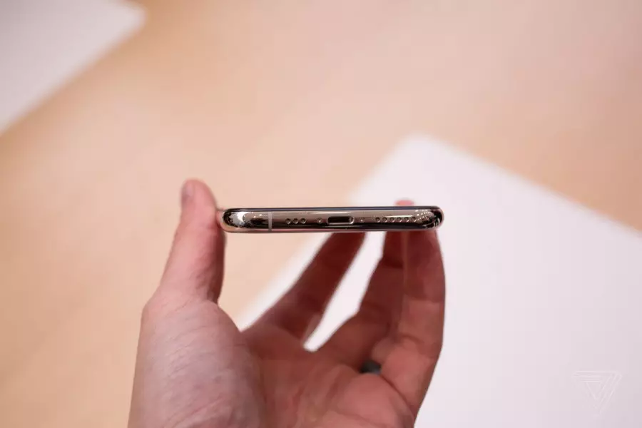 Die Europese Kommissie veroorsaak Apple om die hawe van Weerlig laat vaar in die iPhone