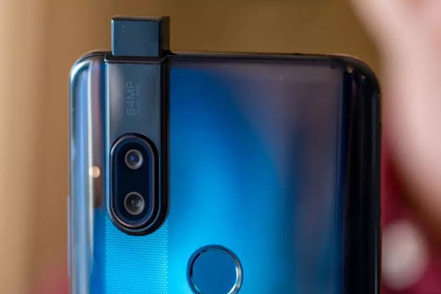 Motorola One Hyper - smartphone-middling na may maaaring iurong kamara at mabilis na pagsingil