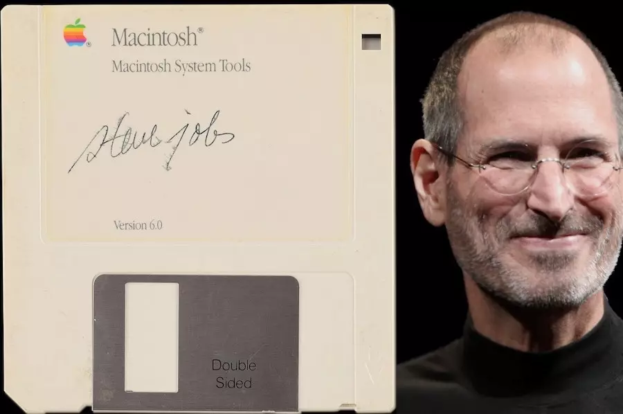 Diëten mei Autograf Steve Jobs ferkocht foar $ 8000