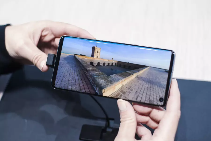 Galaxy S11 kamera 100 katlı bir zoom alacak