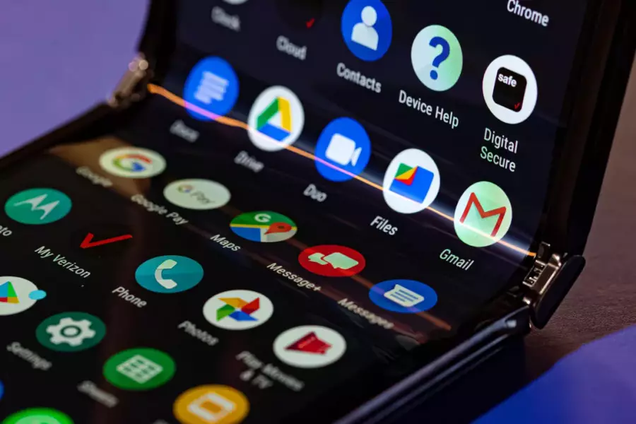 Motorola huandaa smartphone ya folding na sensorer upande.
