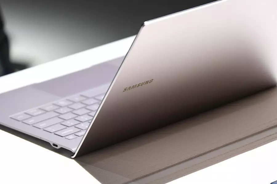 Galaxy Book s ichave yekutanga laptop neiyo hybrid processor intel lakefield