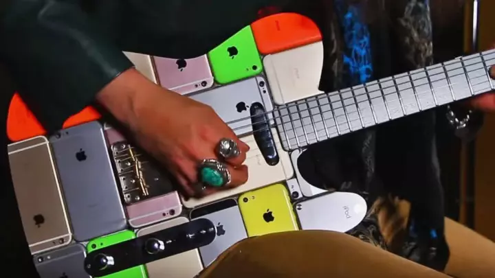 Russian made a guitar out of 107 iPhone pieces