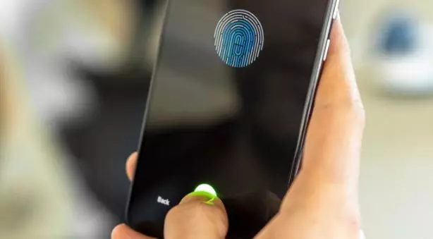 De brûker kearde de fingerprintscanner fan 'e smartphone nei de keamer