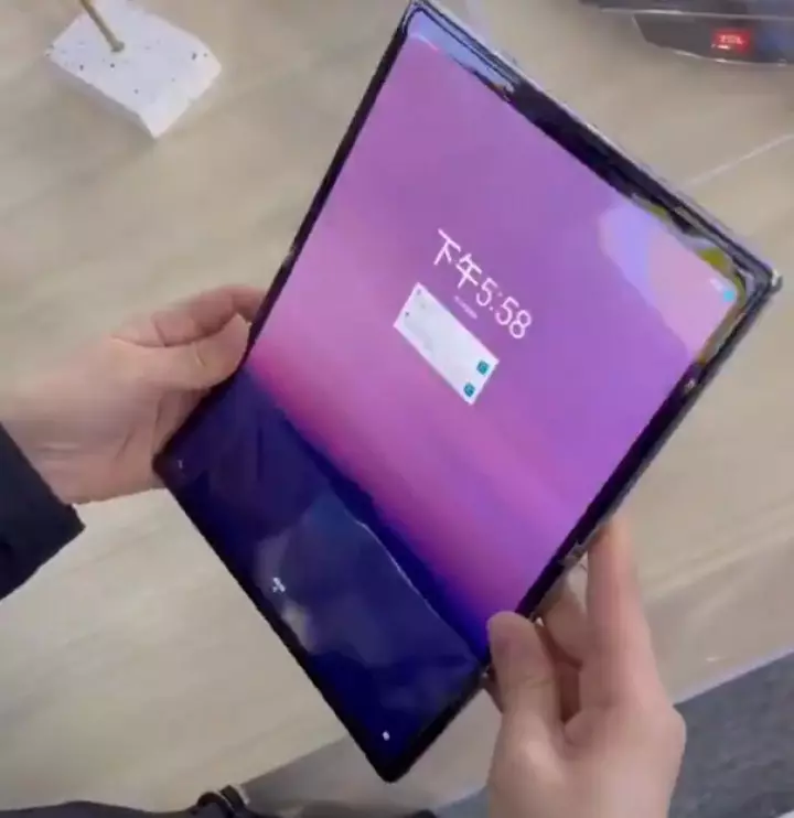 TCL הראה את הרעיון של קיפול בשני מקומות של Tablet (וידאו) 35539_2