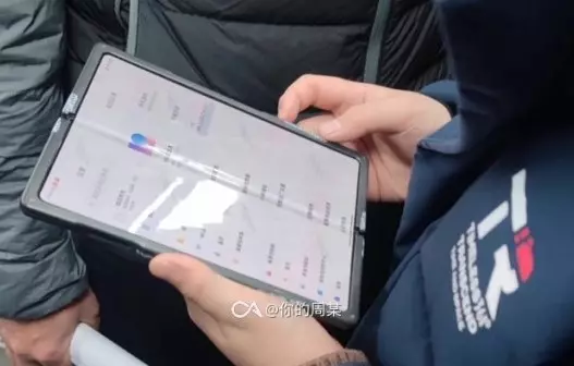 Folding Xiaomi ierīce parādījās uz dzīviem fotoattēliem