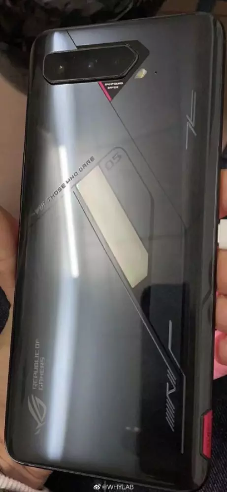 Az új Asus ROG telefon nagy akkumulátort fog kapni, és gyorsabban kerül felszámolásra, mint az előd. Frissítve: Első élő fotók 36871_2