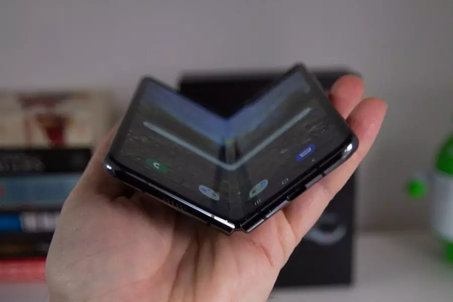 Wêneya yekem a tableta smartphone ya paldanka Galaxy Z Fold 2 xuya bû