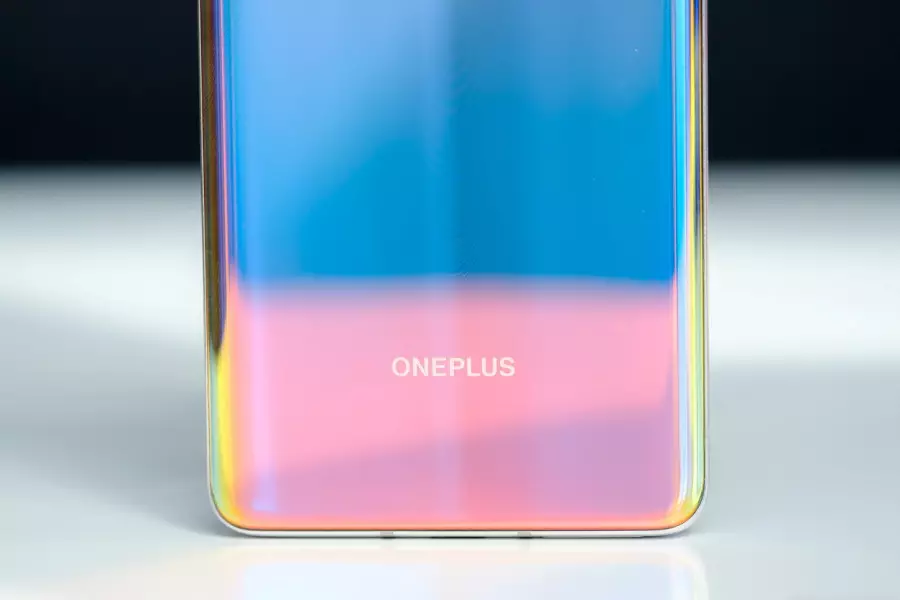 "Oneplus" rengia kitą nebrangų išmanųjį telefoną.