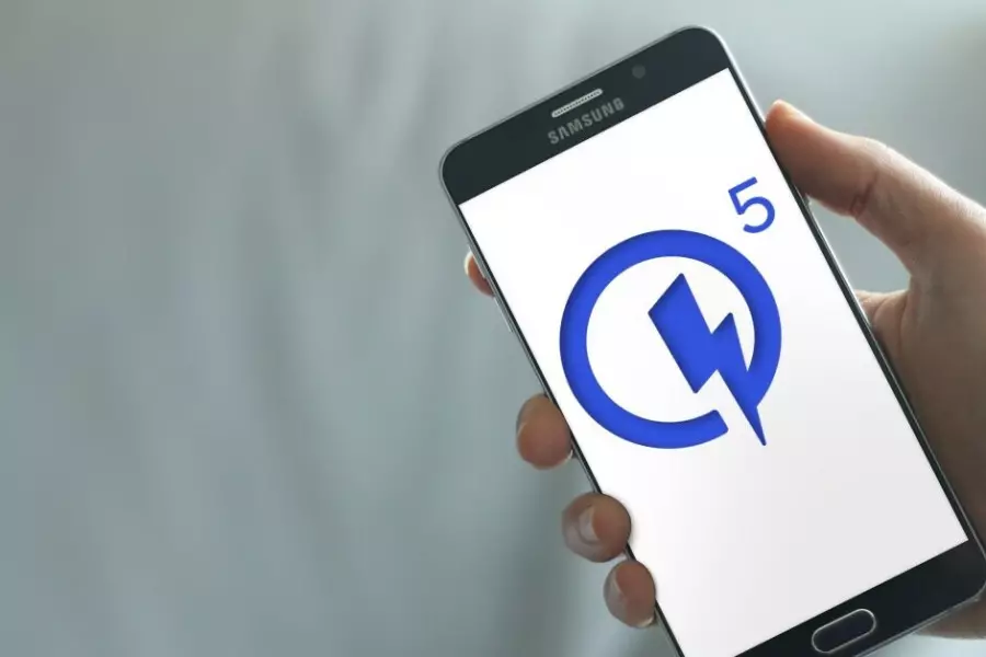 Qualcomm Quick Charge 5 účtuje smartphonu o 50% za 5 minut