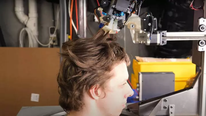 Entusiast skabte en robot til et hårklipp under karantæne