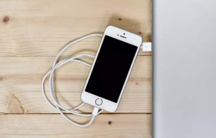 Fayl Ötürülməsi-iPhone-Cable.jpg