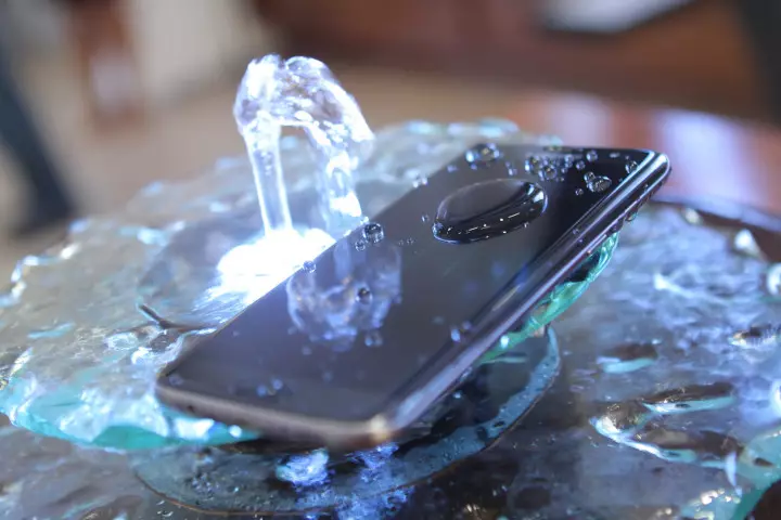 Как да проверите водоустойчив смартфон с Android като у дома си