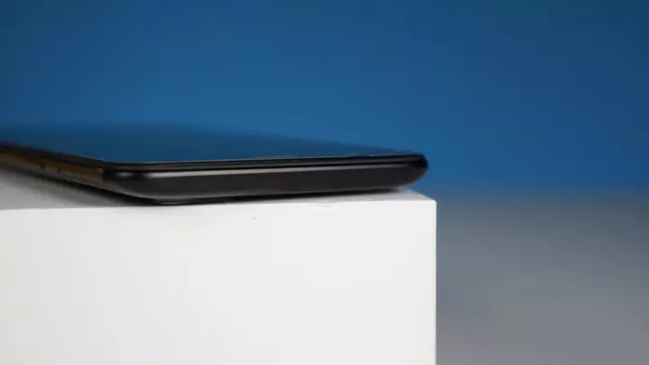 OnePlus5t_top.jpg。