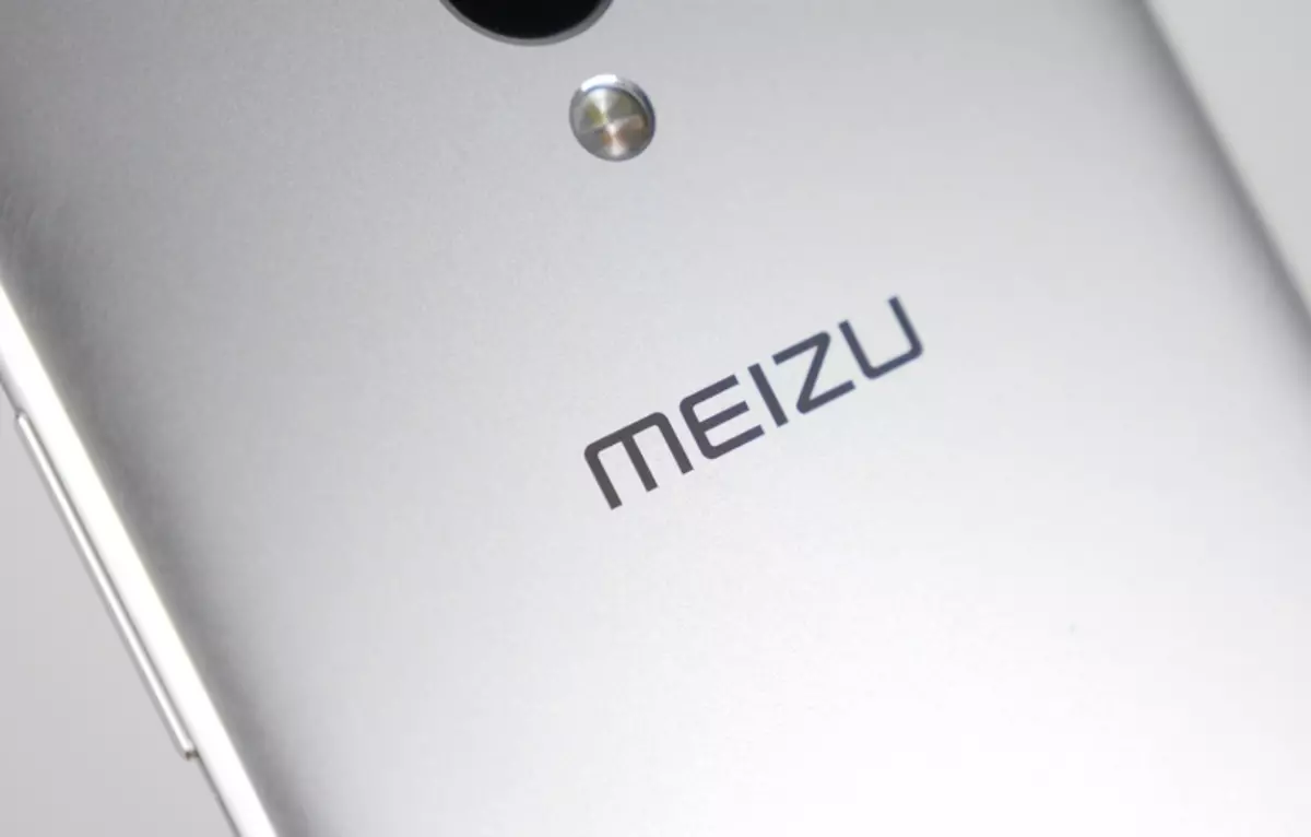 Meizu X2 renders show its extra round display.