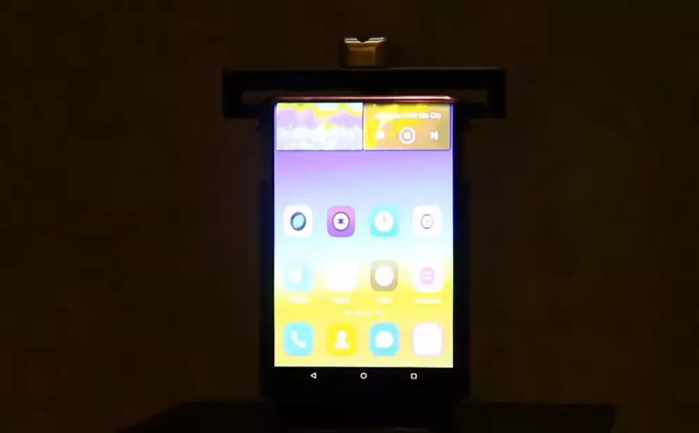 टीसीएल ने दुनिया का पहला फोल्ड स्मार्टफोन बनाया (वीडियो)