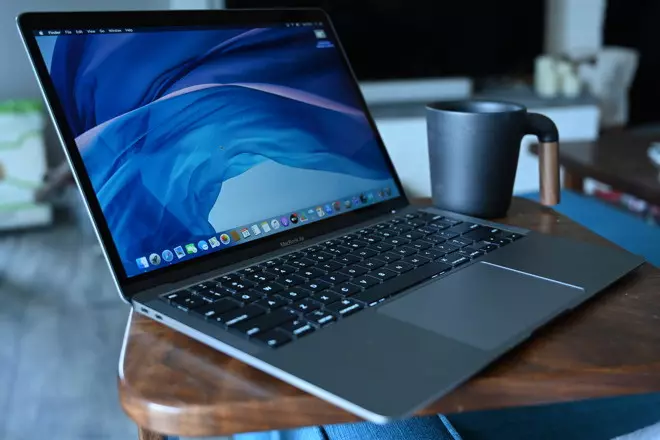 Diễn viên Marvel chia sẻ máy ảnh MacBook Air 2020 của Apple