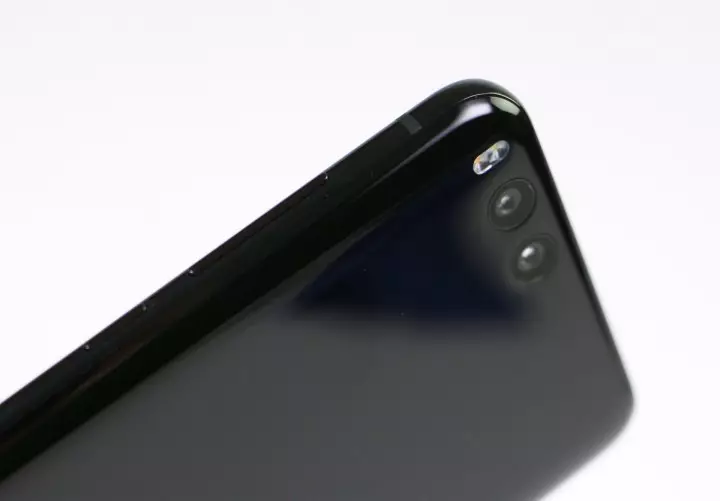 xiaommi6_right_side.jpg.